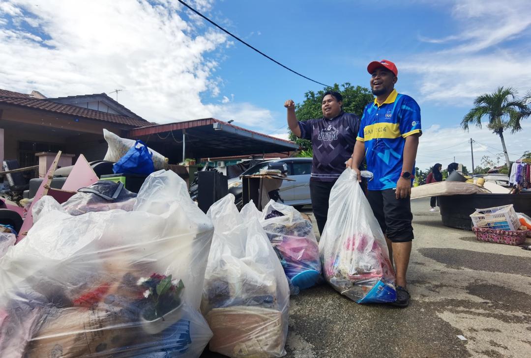 Naib Canselor bersama JSM, MPP, U Riders, staf akademik gotong-royong ...
