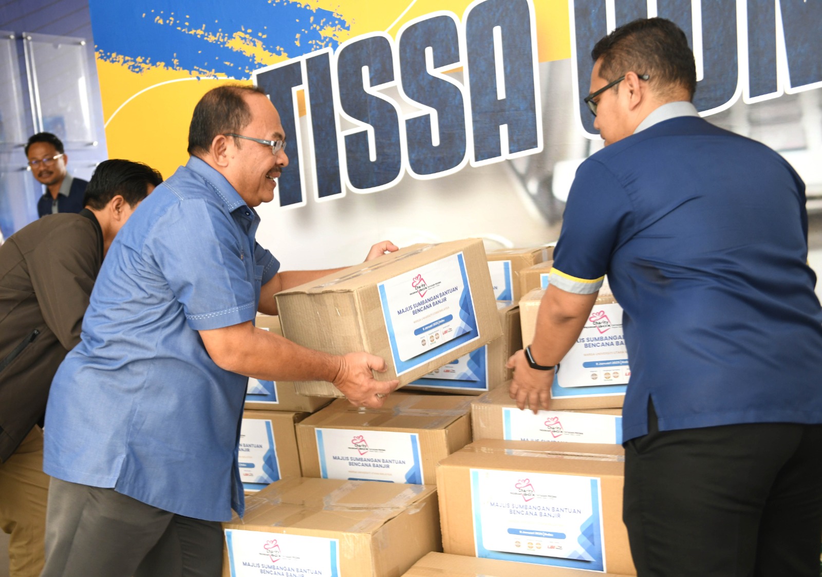 Yayasan Pekema dan TISSA-UUM salur bantuan kepada mangsa banjir – UUM TODAY