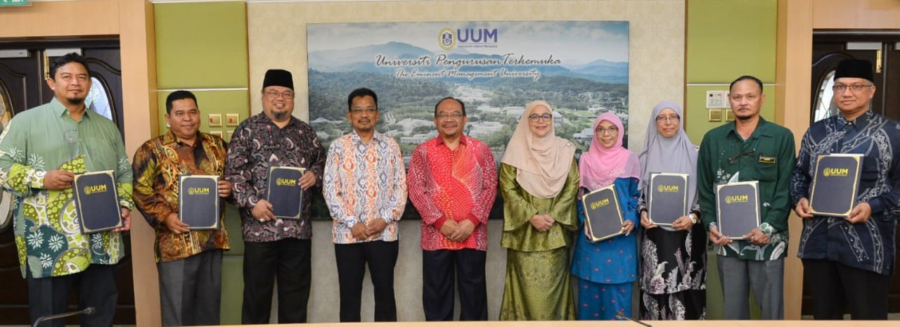 14 UUM Staff Receive Promotion Letters – UUM TODAY