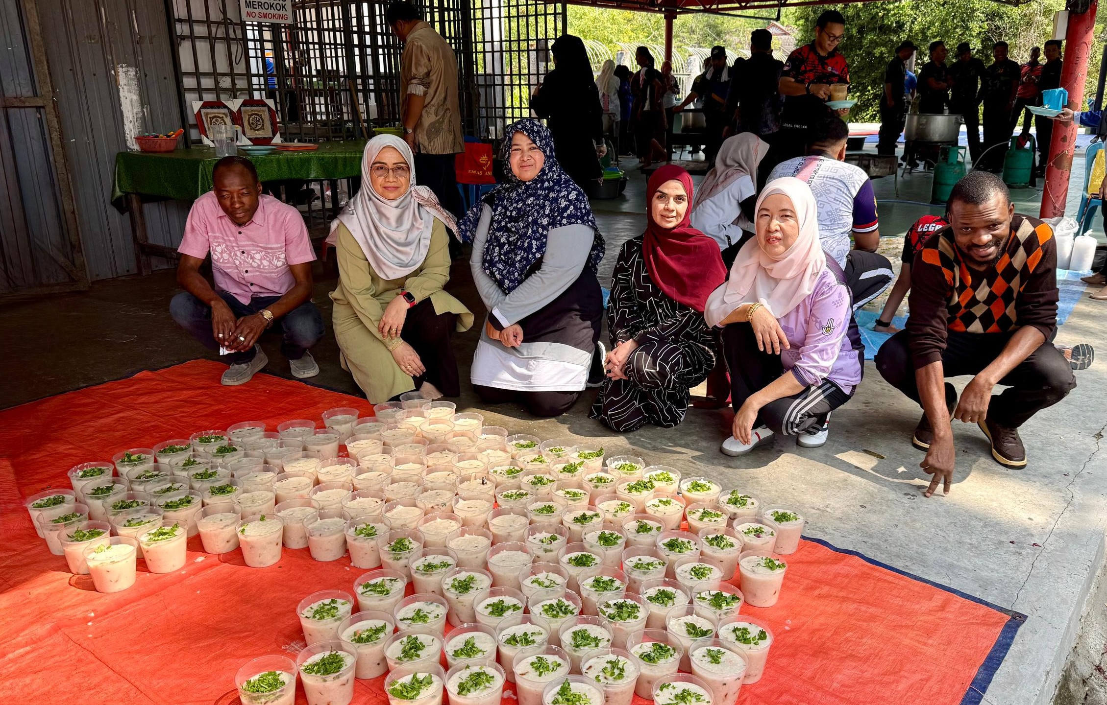 ARICG ambil kesempatan Ramadan masak bubur lambuk Seri Sintok – UUM TODAY