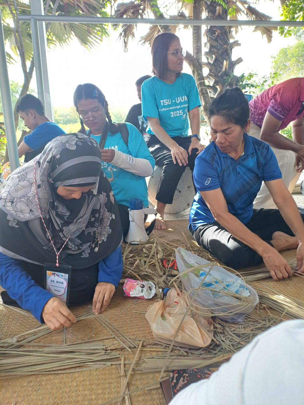 Pelajar UUM dalami proses hasil sagu dan seni anyaman tradisional ...
