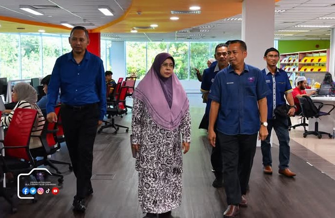 Lawatan UUM Press ke Perpustakaan Sultanah Nur Zahirah UMT buka ruang kerjasama – UUM TODAY