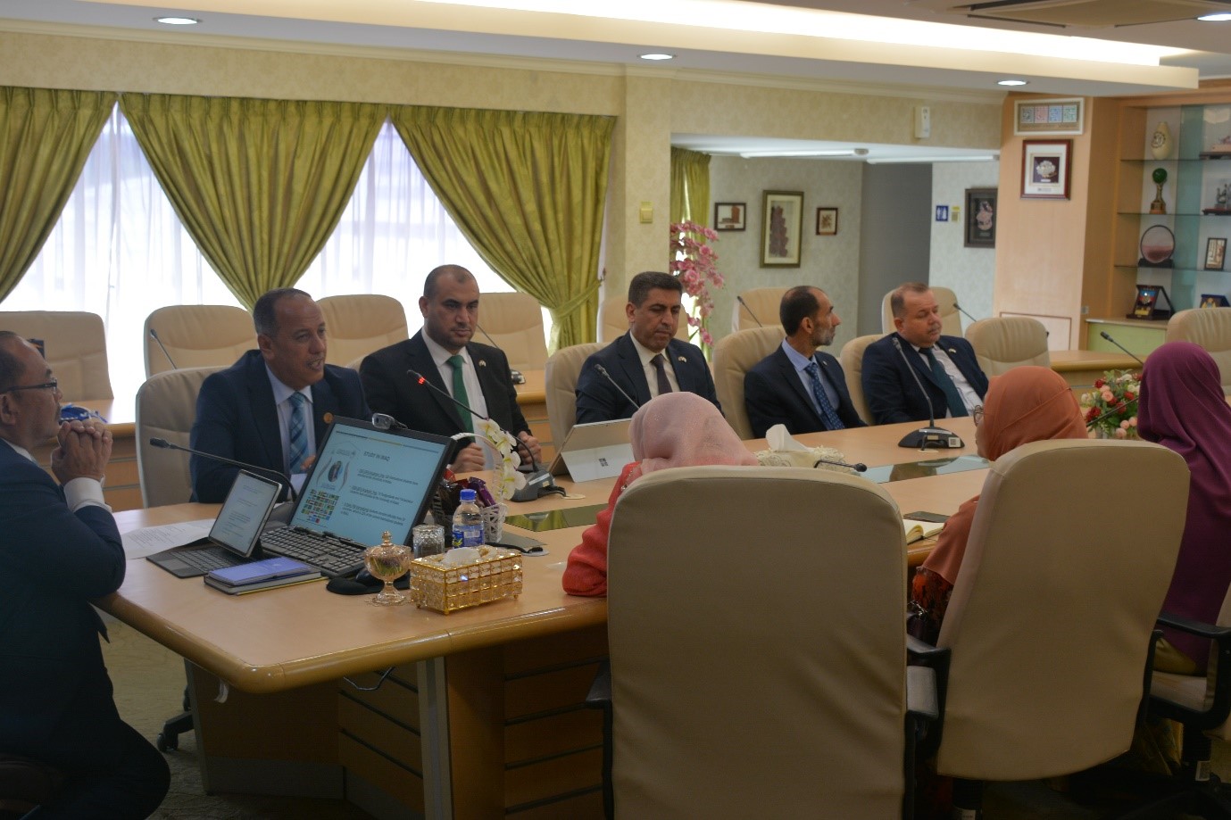 Kunjungan hormat delegasi University of Anbar – UUM TODAY