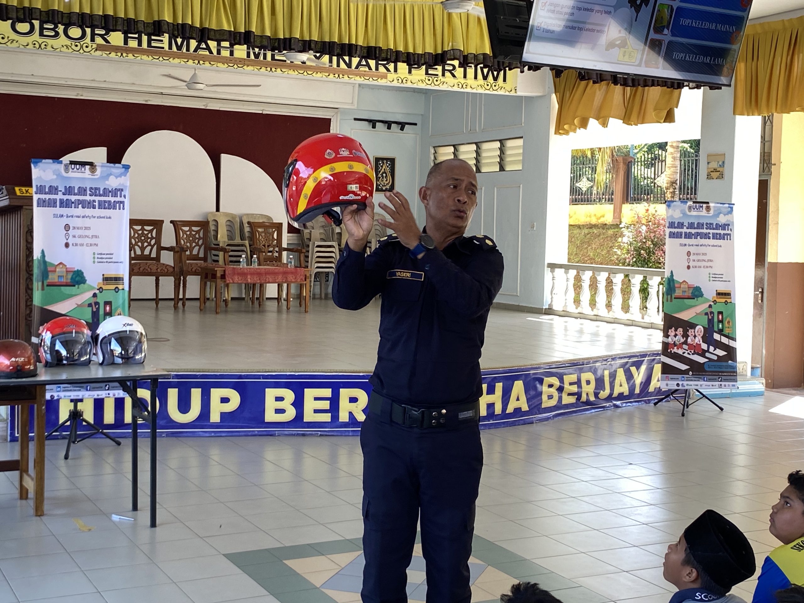 Program khidmat bakti tingkat kesedaran keselamatan jalan raya murid SK Gelong – UUM TODAY