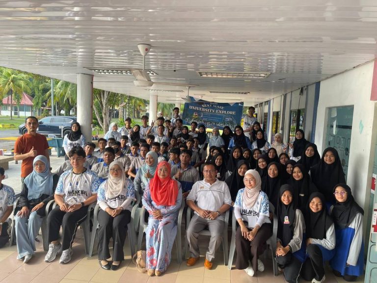 Mahasiswa Inasis MISC santuni pelajar SMK Kuala Balah – UUM TODAY