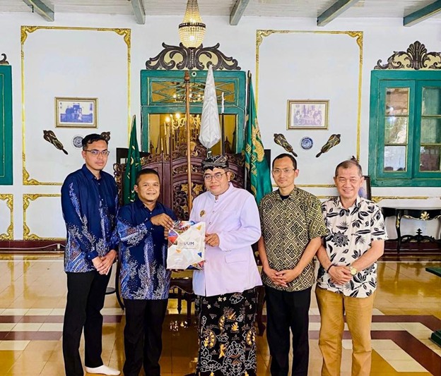 Kanjeng Sultan Kacirebonan perkenan terima Rombongan UUM-Inasis Proton ...