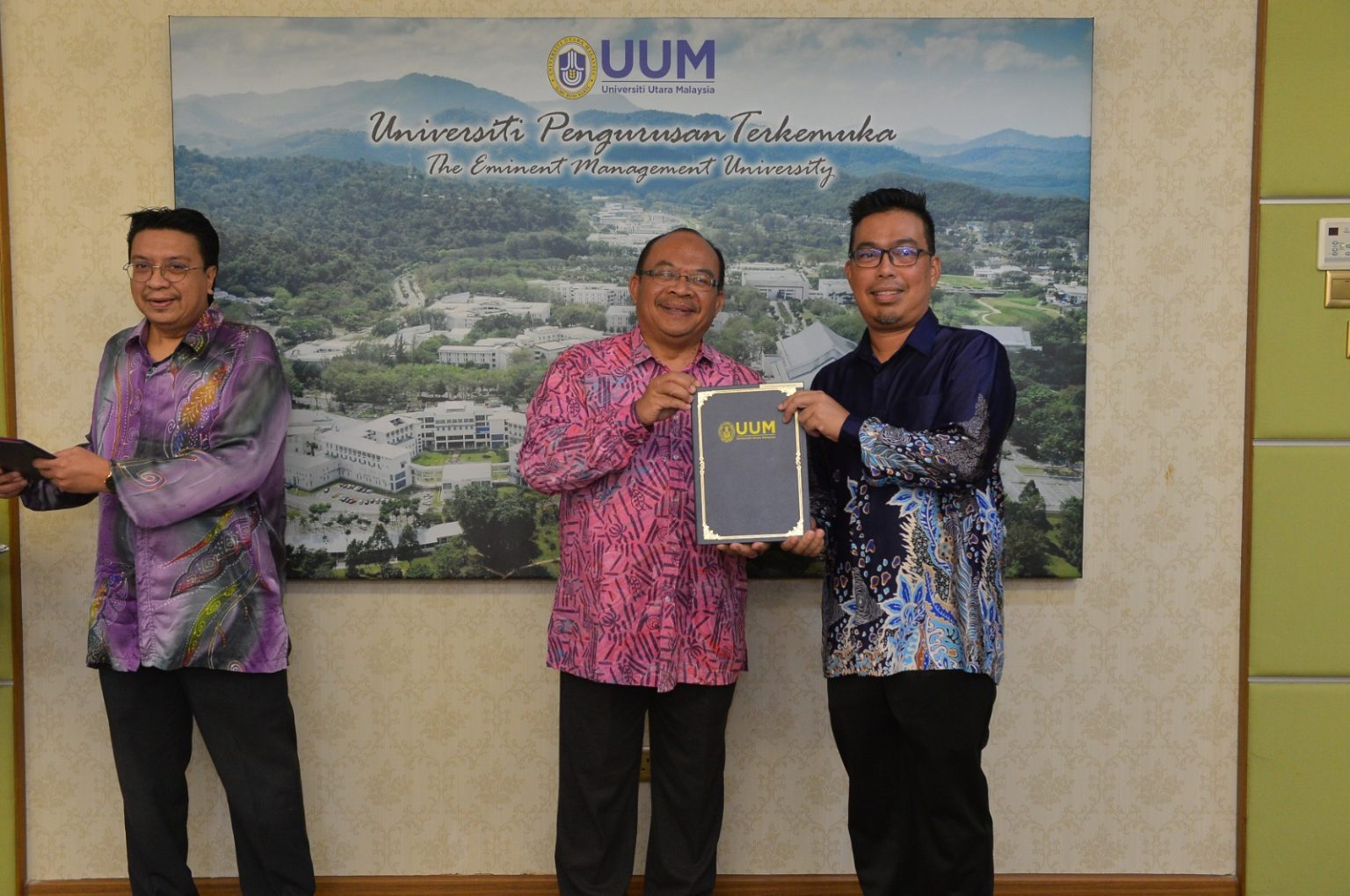 Ahmad Mujahid dinaikkan pangkat ke Gred N-14 (memangku)) – UUM TODAY