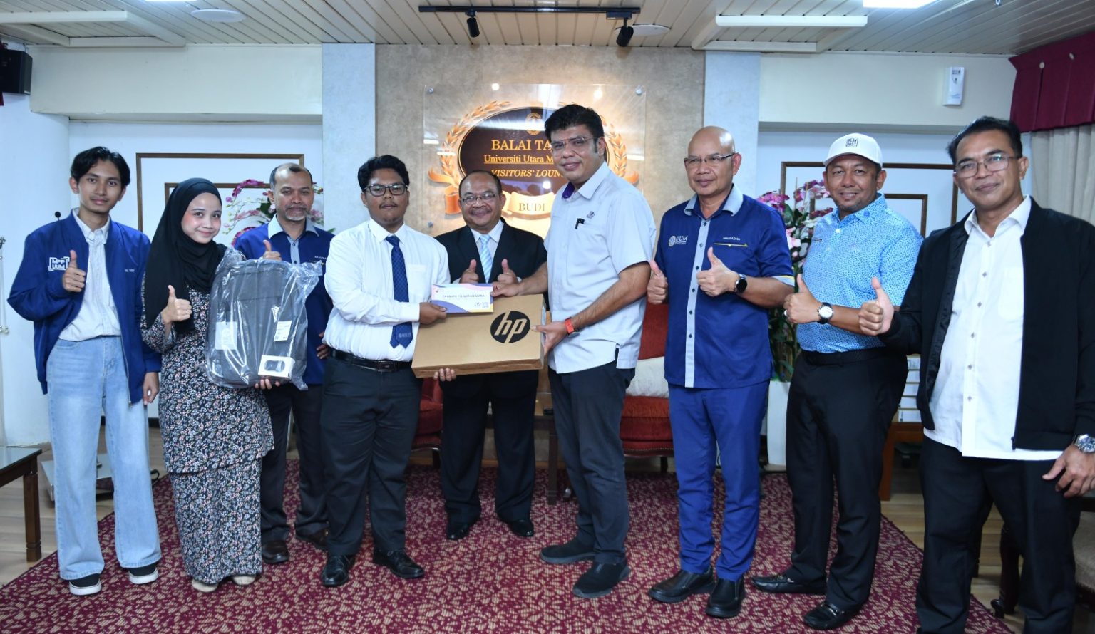 Putera Iman Shah terima sumbangan komputer riba dan wang tunai daripada ...