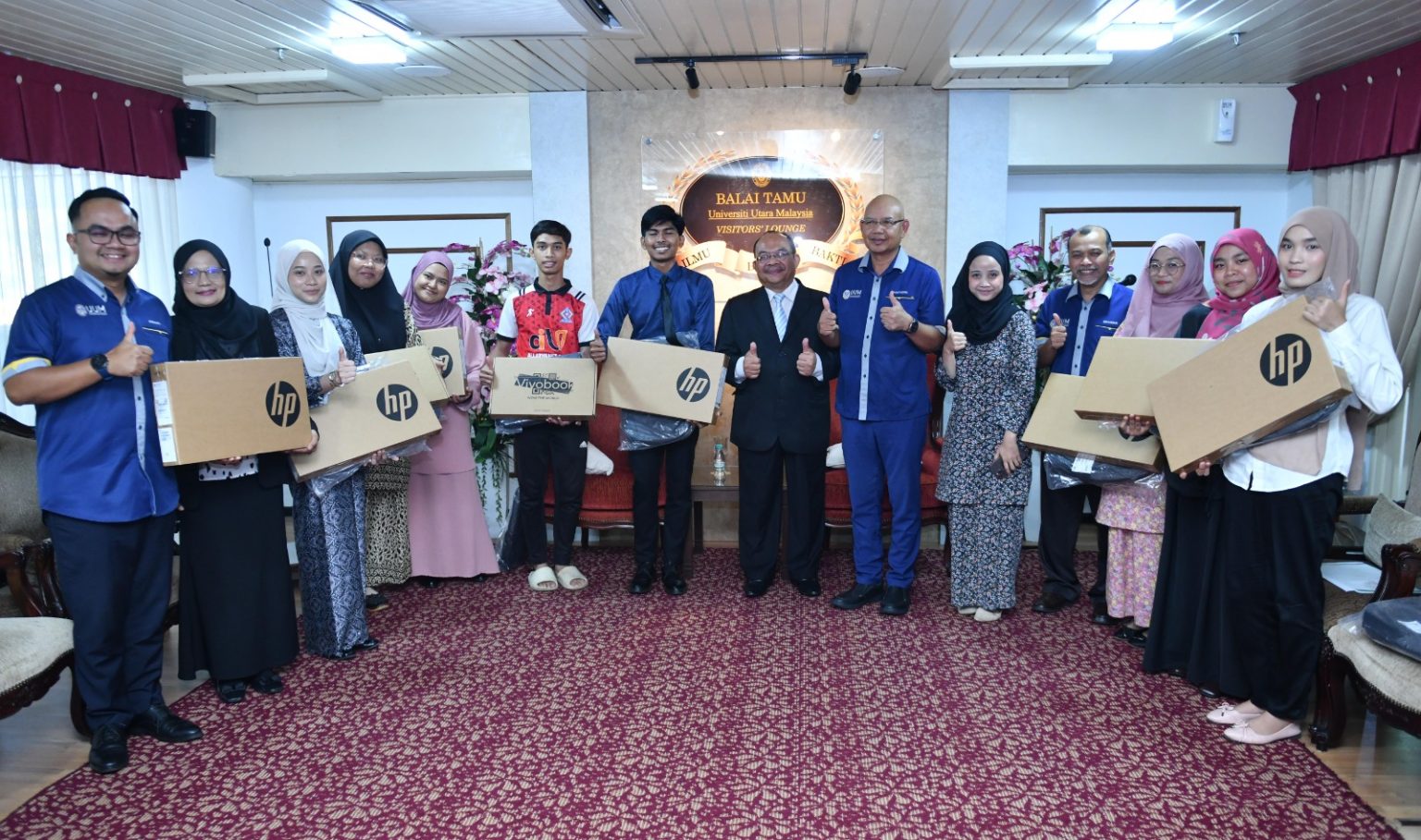 Putera Iman Shah terima sumbangan komputer riba dan wang tunai daripada ...