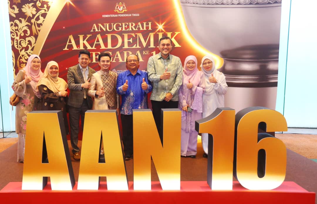 Prof. Dr Haslinda and Dr Mohamad Fitri Honoured at the 16th National ...