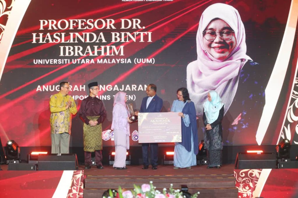 Prof. Dr. Haslinda dan Dr. Mohamad Fitri terima Anugerah Akademik ...