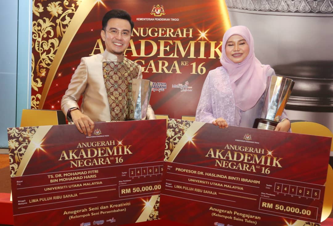 Prof. Dr. Haslinda dan Dr. Mohamad Fitri terima Anugerah Akademik ...