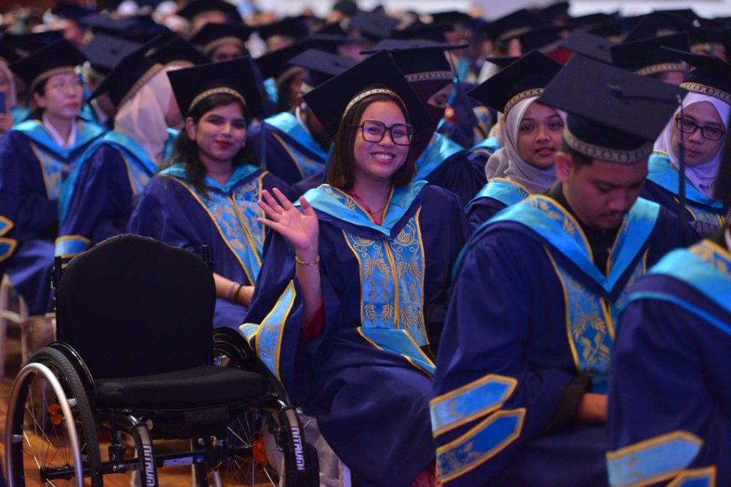 Gadis hilang kaki akibat kipas bot di Caribbean genggam ijazah sarjana ...