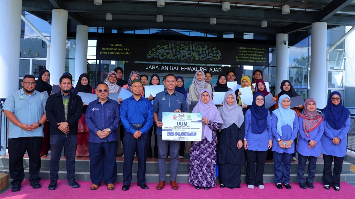 Yayasan Taqwa sumbang 20 komputer riba untuk pelajar IBS dan SOC – UUM ...