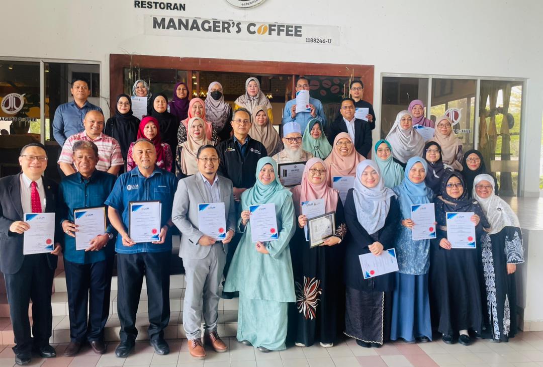 MANIS raikan kecemerlangan dan dedikasi warga SAPSP UUM – UUM TODAY