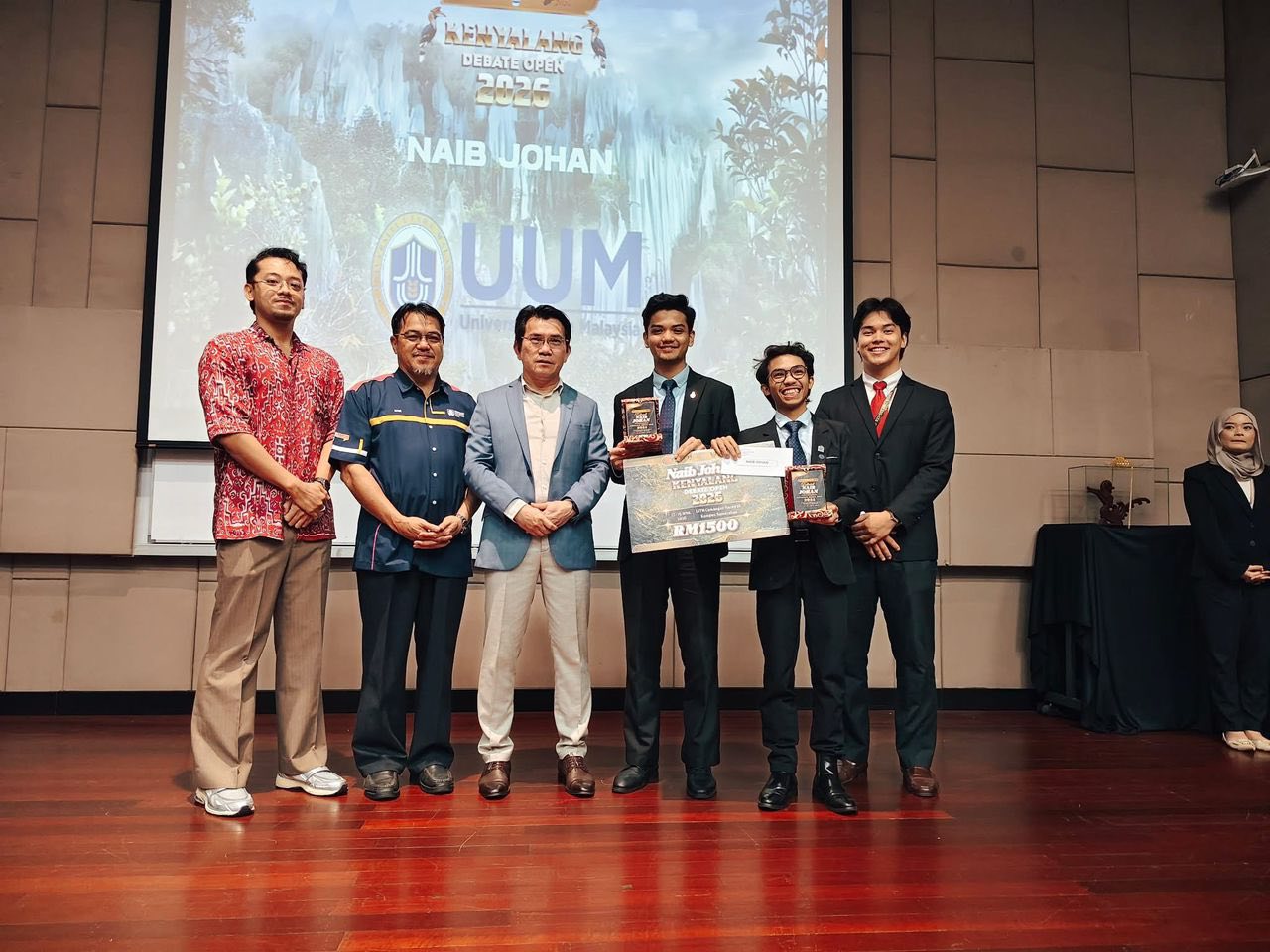 UUM dinobat Pendebat Terbaik Pertandingan Debat Terbuka Kenyalang – UUM ...