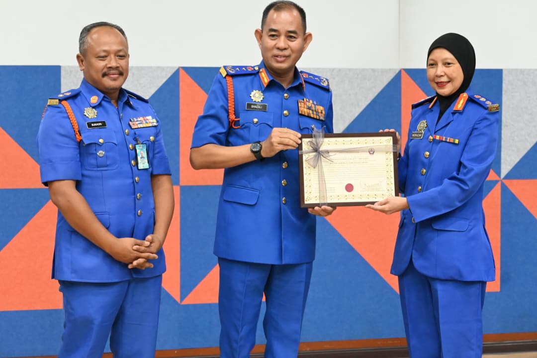 UUM Professor Conferred APM Honorary Rank, Receives Platinum Decade ...